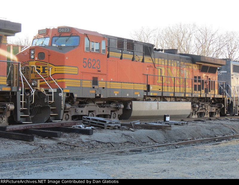 BNSF 5623